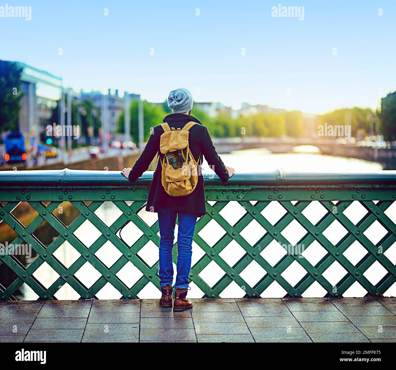 Man view from behind town hi-res stock photography and images - Alamy