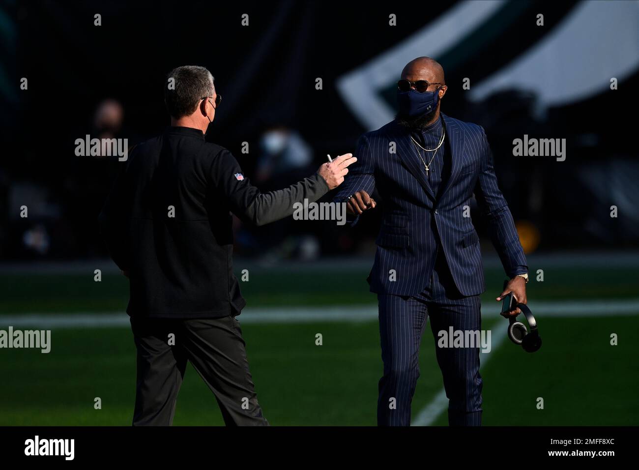 Philadelphia Eagles' Jim Schwartz, left, greets New Orleans Saints ...