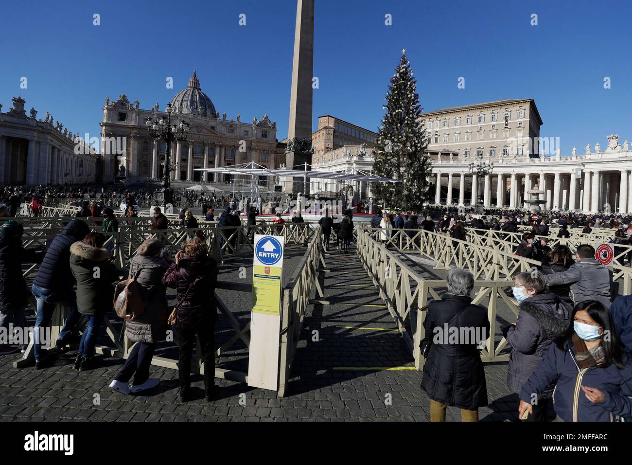 Faithful wait for the start of Pope Francis'Angelus noon prayer in St ...