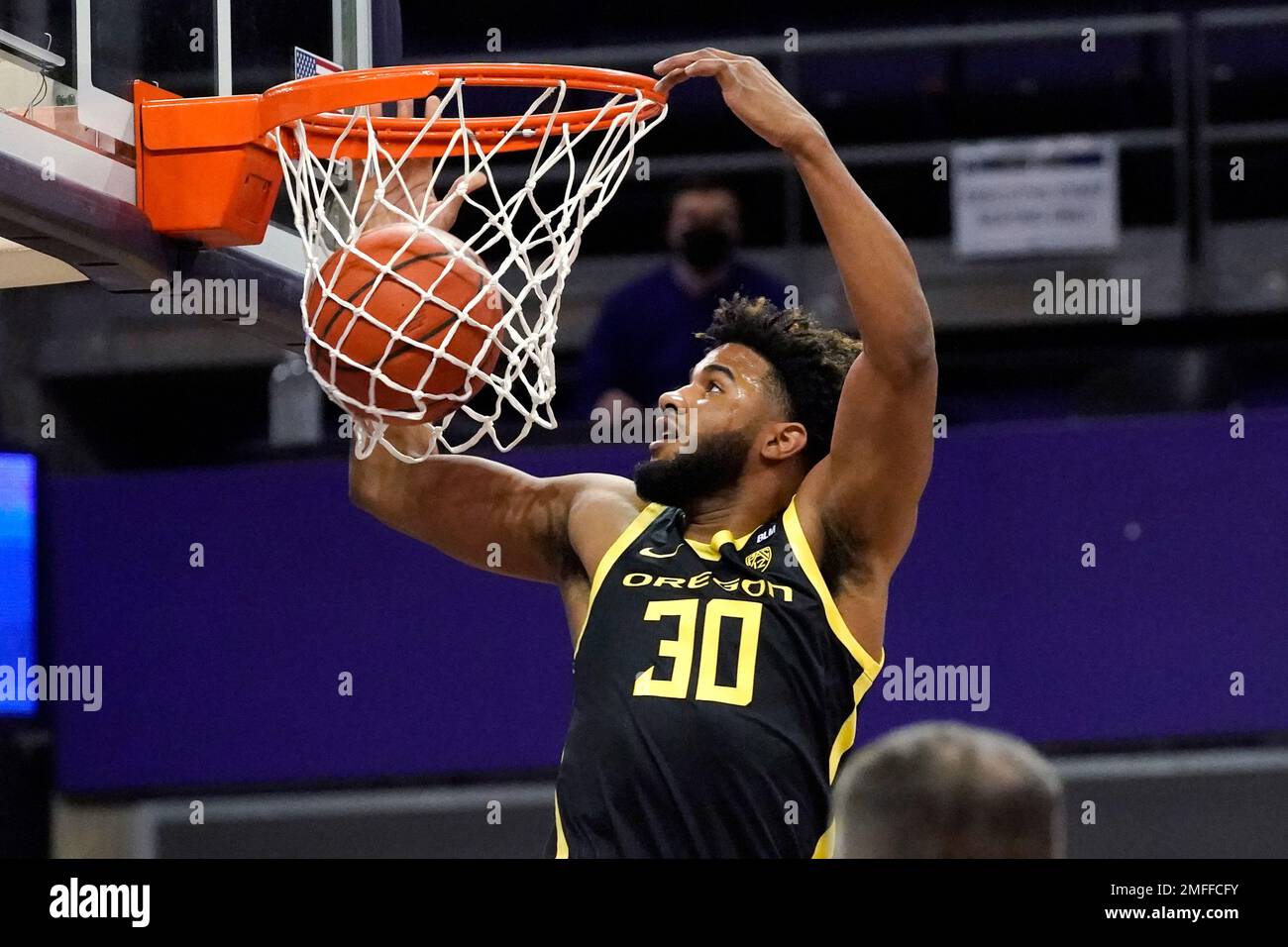 Oregon's LJ Figueroa dunks against Washington during the first half of ...