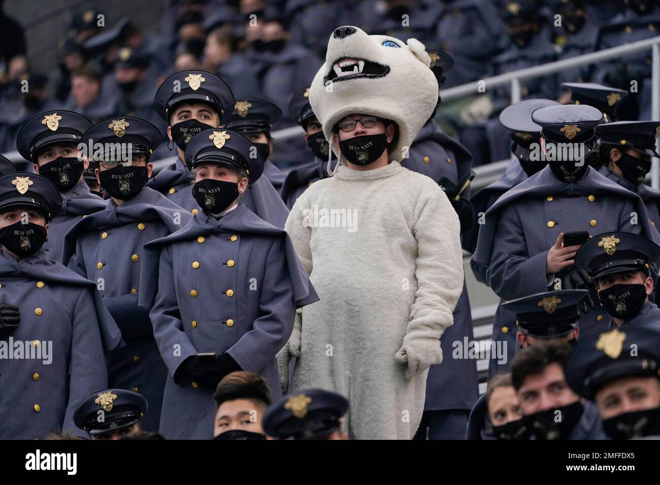 Army cadets attend an NCAA college football game against Navy on ...