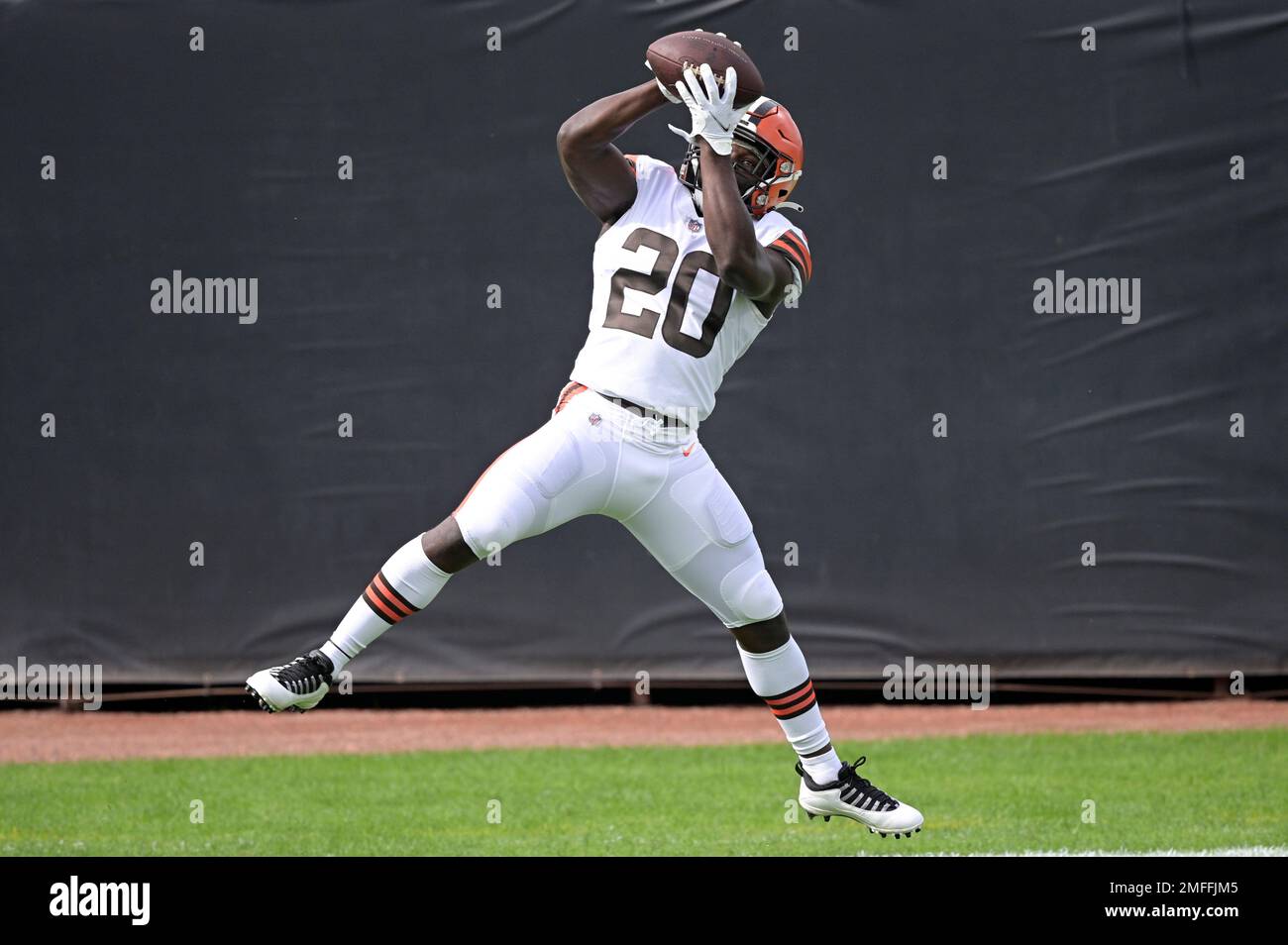 Cleveland Browns cornerback Tavierre Thomas (20) warms up before an NFL ...