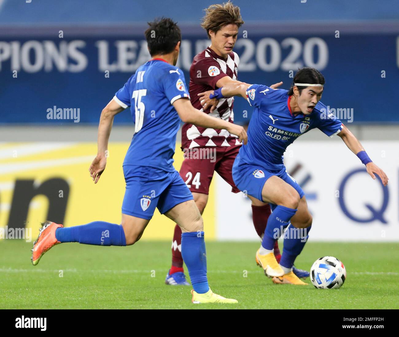 Suwon Samsung Bluewings' Kim Tae-Hwan, right, is challenged by Vissel ...