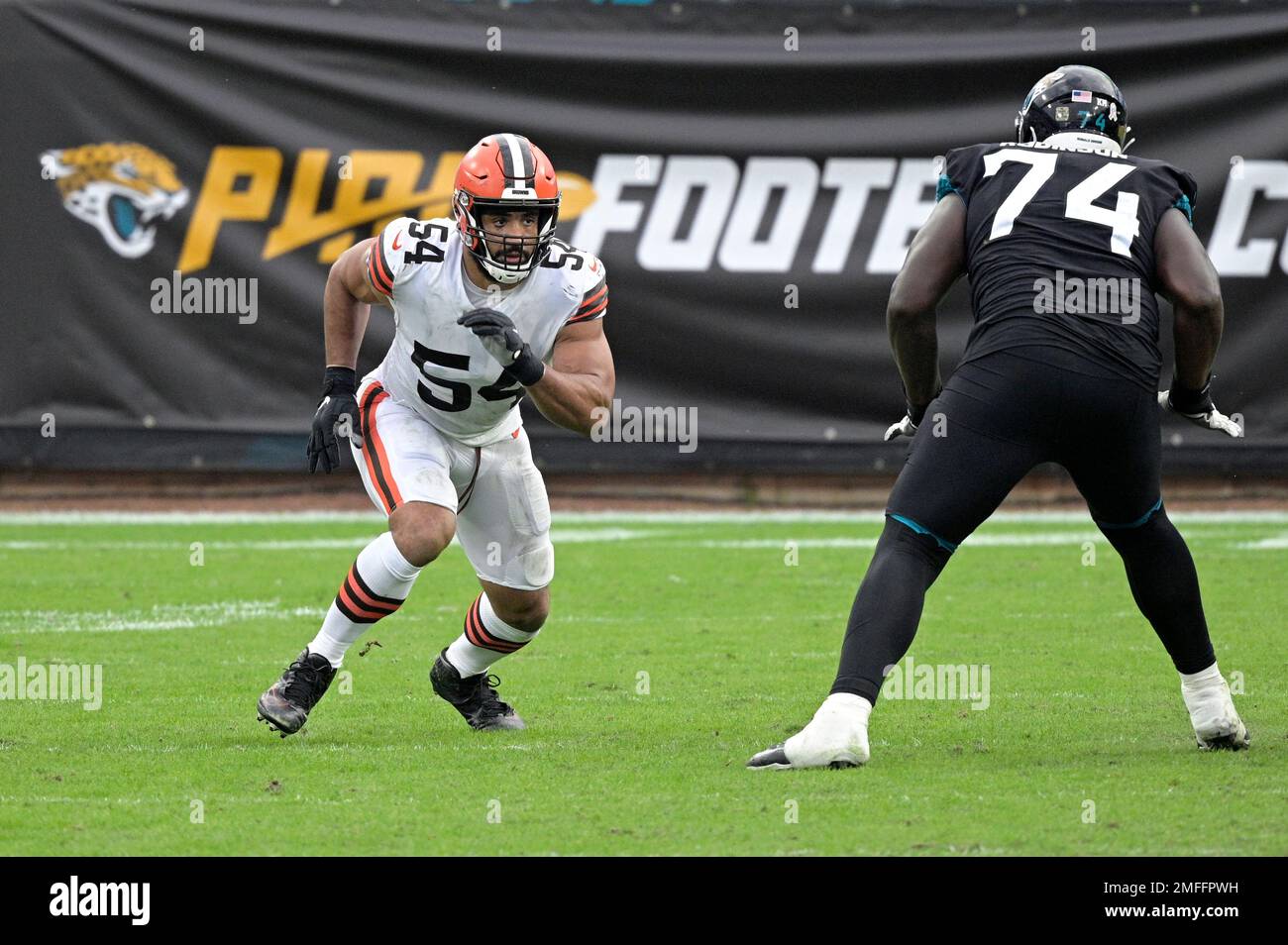 Cleveland Browns defensive end Olivier Vernon (54) works against ...