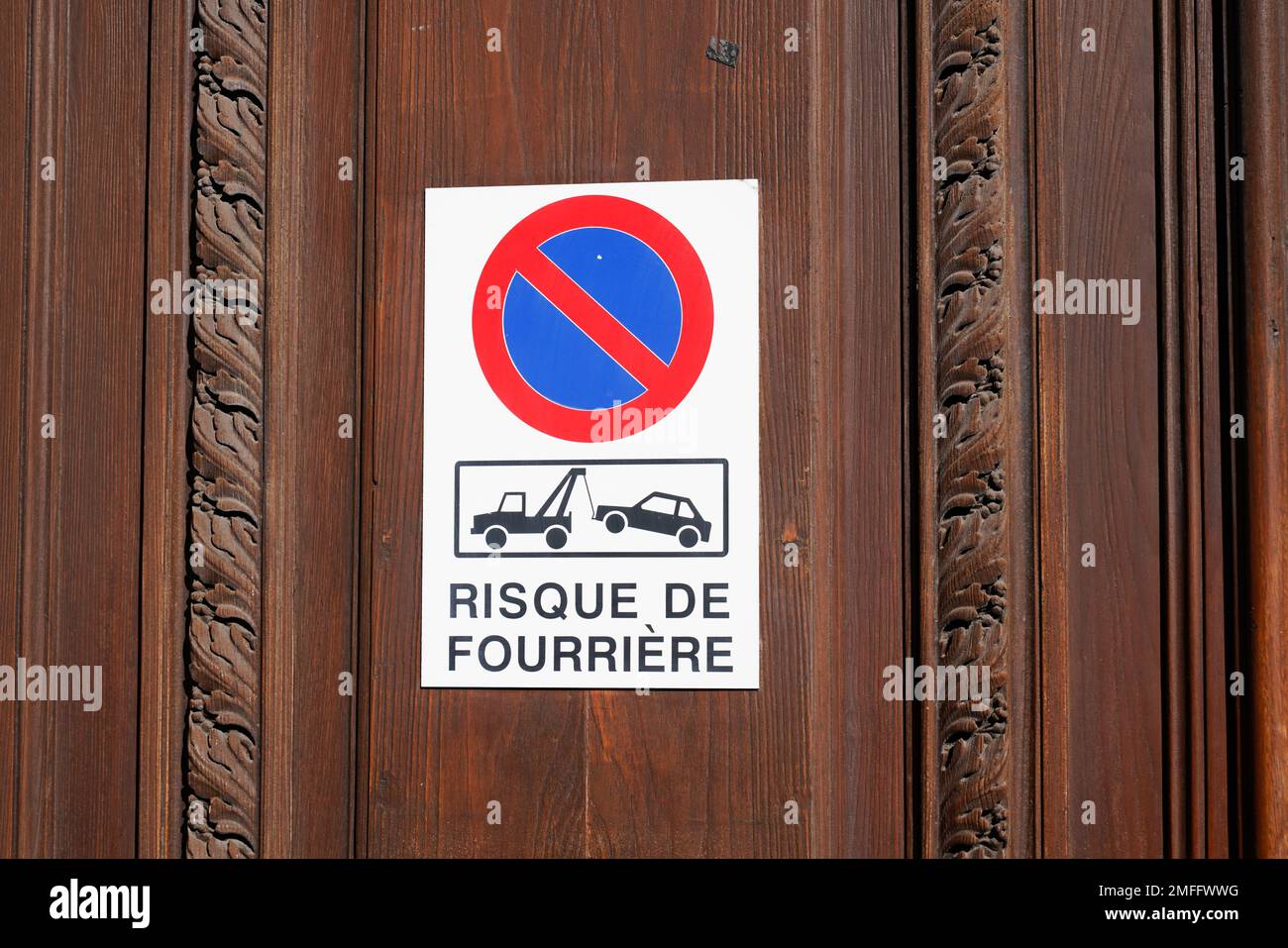 risque de fourriere sign evacuation french text means risk car impound ...