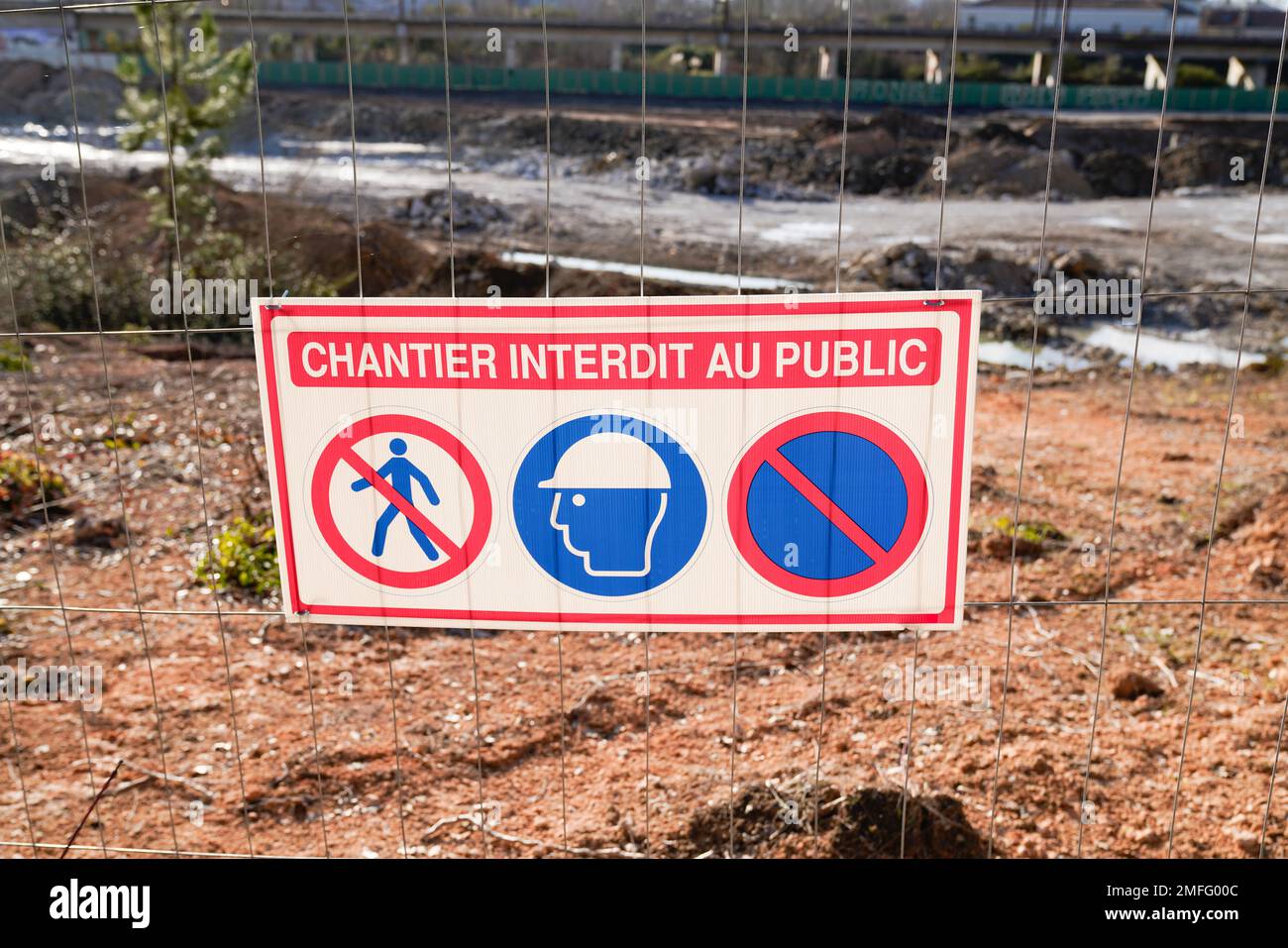 security construction panel in french text means public access not ...