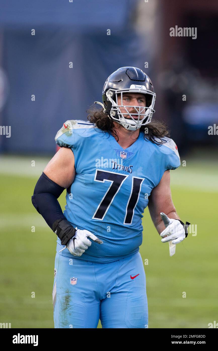 Tennessee Titans offensive tackle Dennis Kelly (71) runs to the line of ...