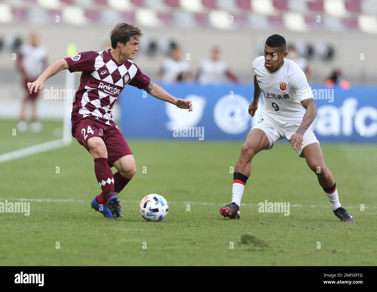 Vissel Kobe's Gotoku Sakai, left, and Shanghai SIPG's Ricardo Lopes ...