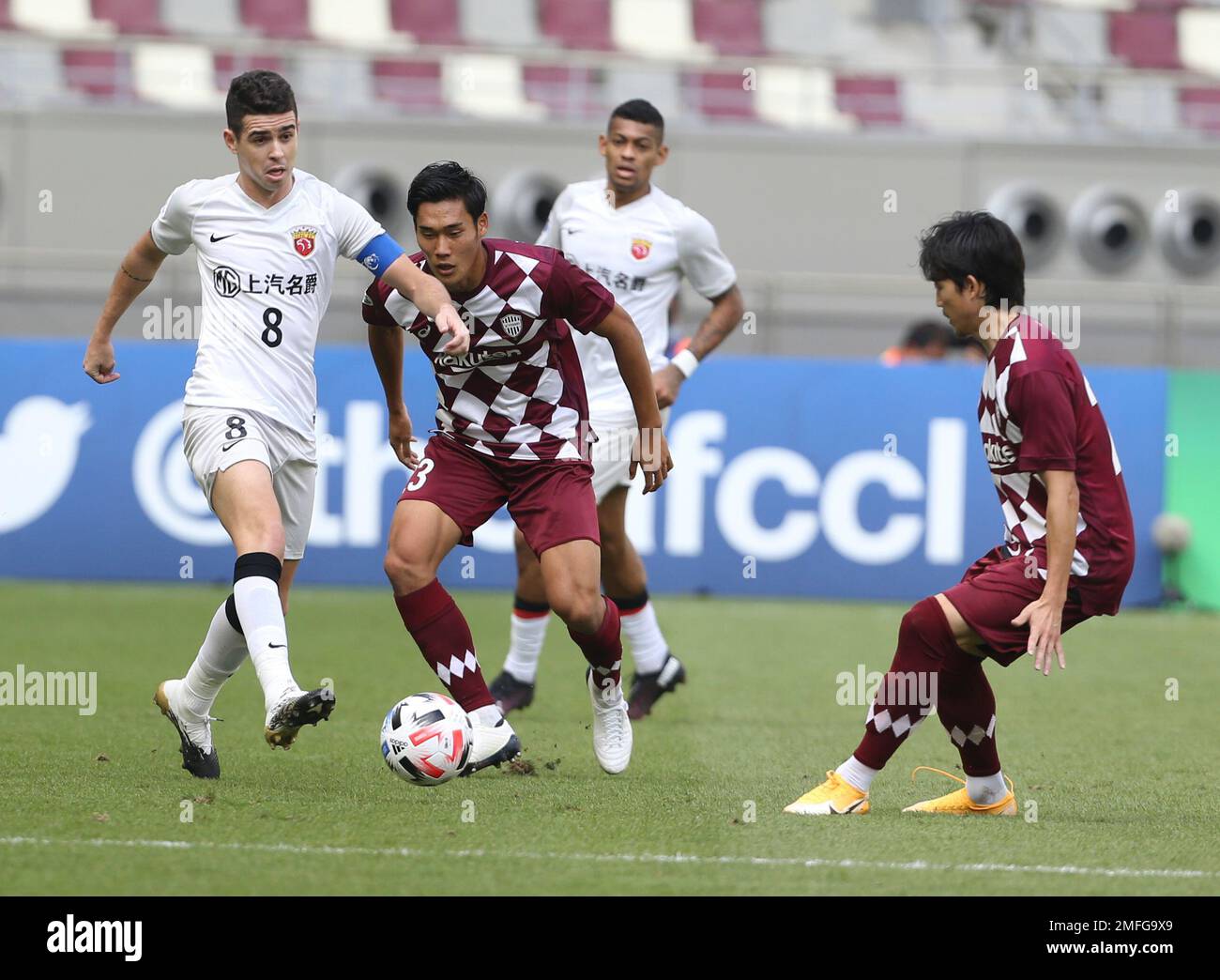 Shanghai SIPG's Oscar,left and Vissel Kobe's Tetsushi Yamakawa fight ...