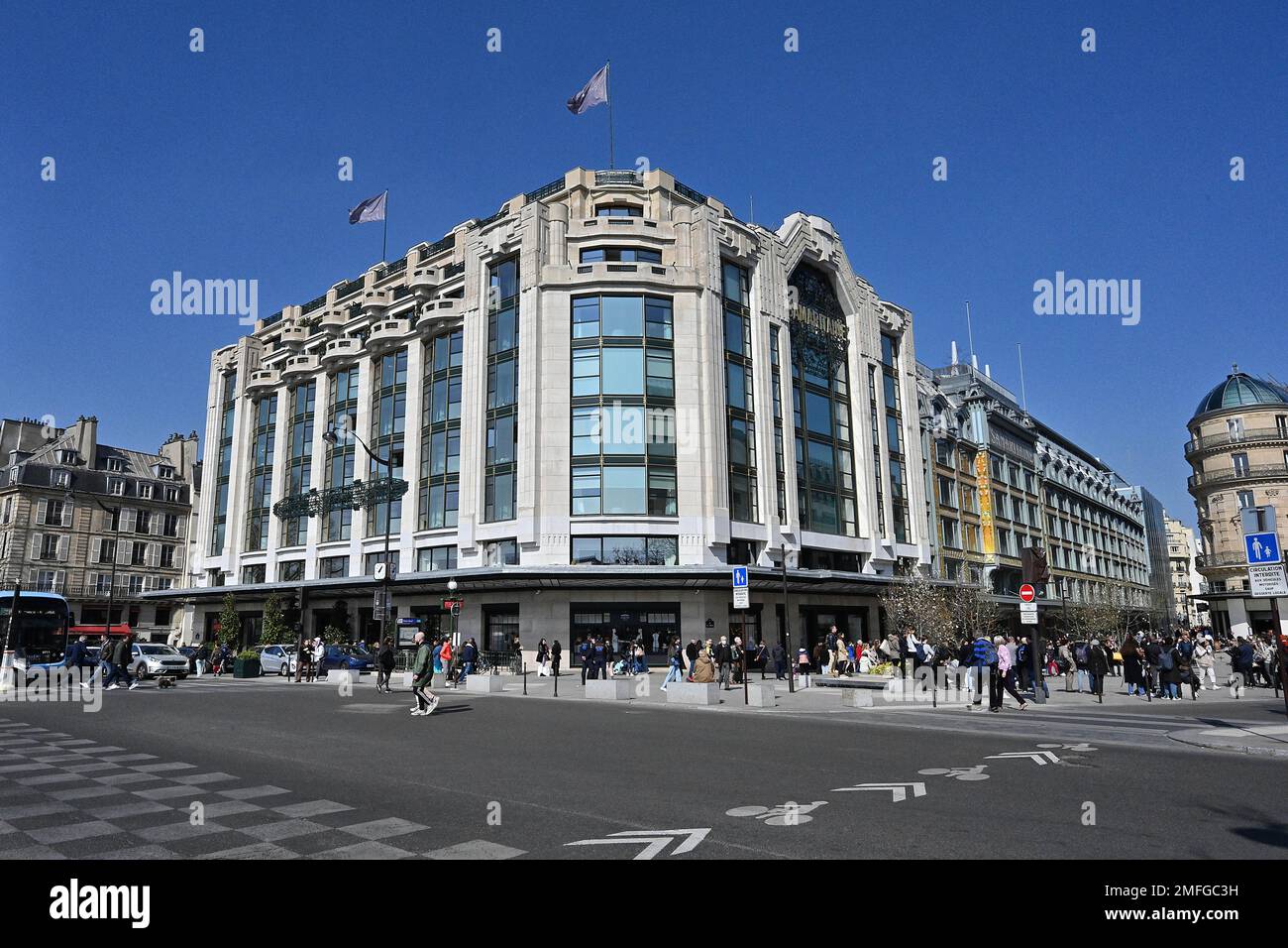 Paris: renovated building of the department store “La Samaritaine ...