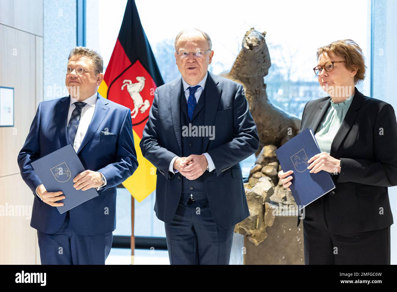 Hanover, Germany. 25th Jan, 2023. Andreas Philippi (SPD, l-r), Lower ...