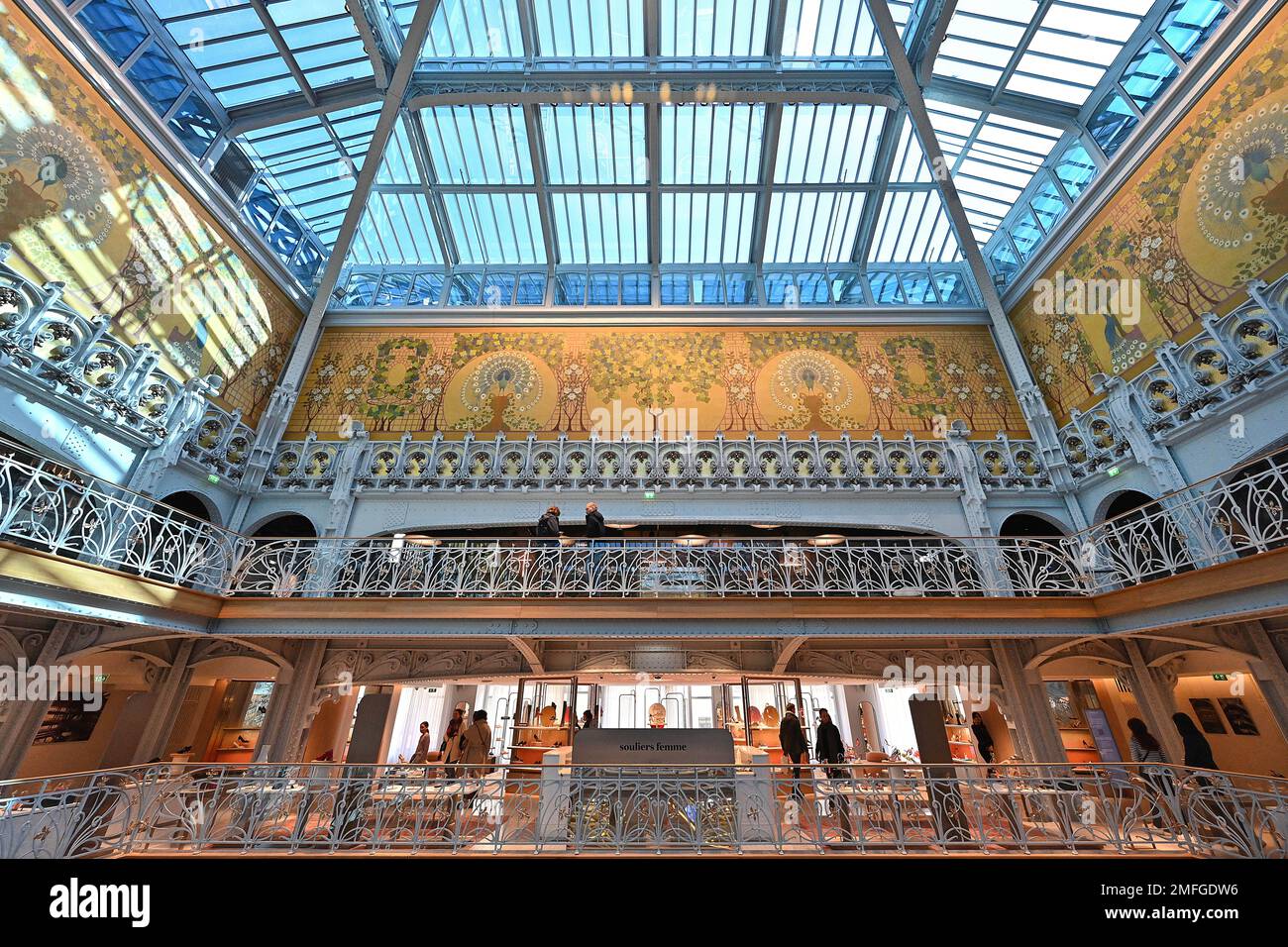 Paris: shoppers in the alleys of department store “La Samaritaine ...