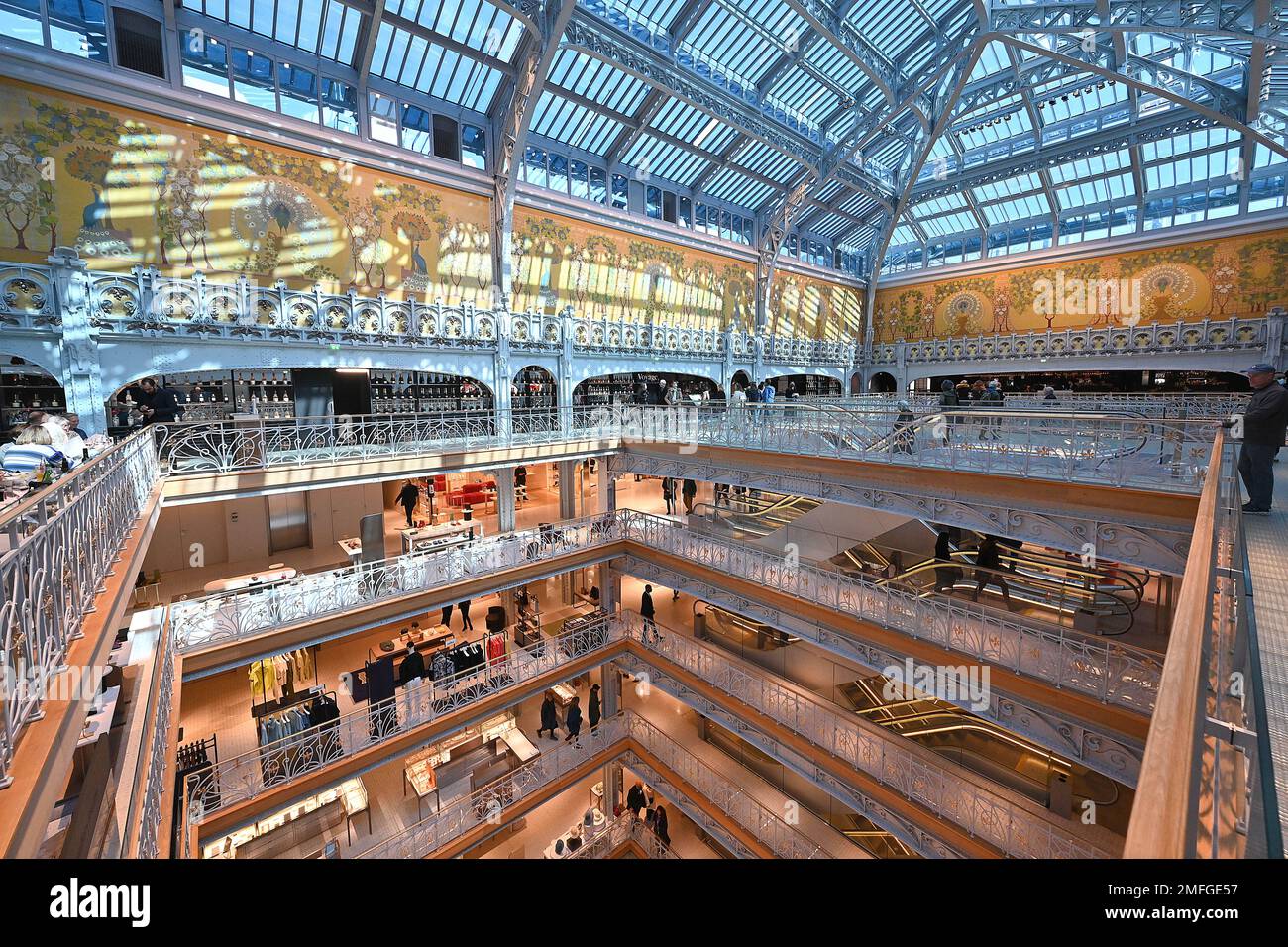 Paris: shoppers in the alleys of department store “La Samaritaine ...