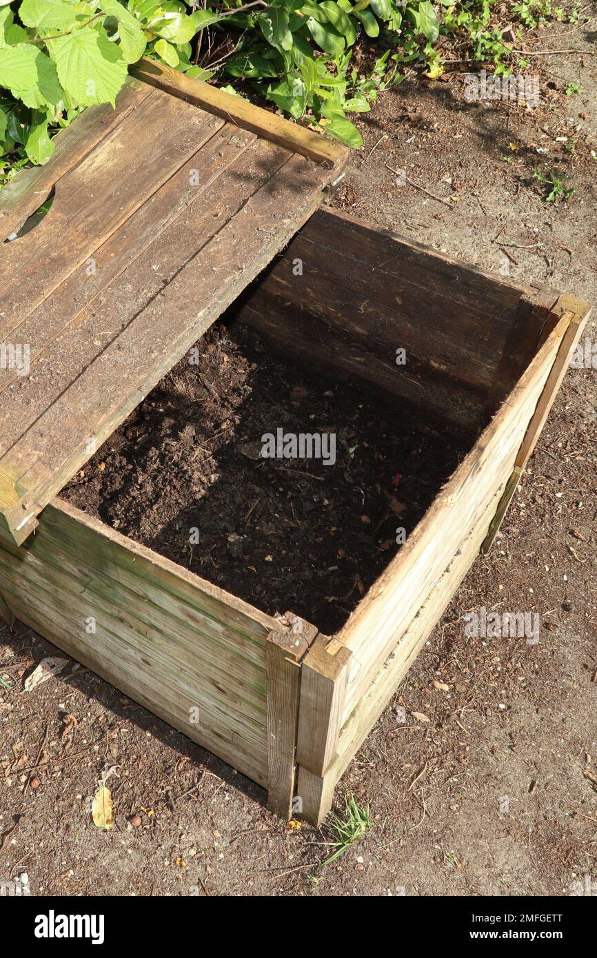 Ready made compost pile in open bin wood crate Stock Photo - Alamy