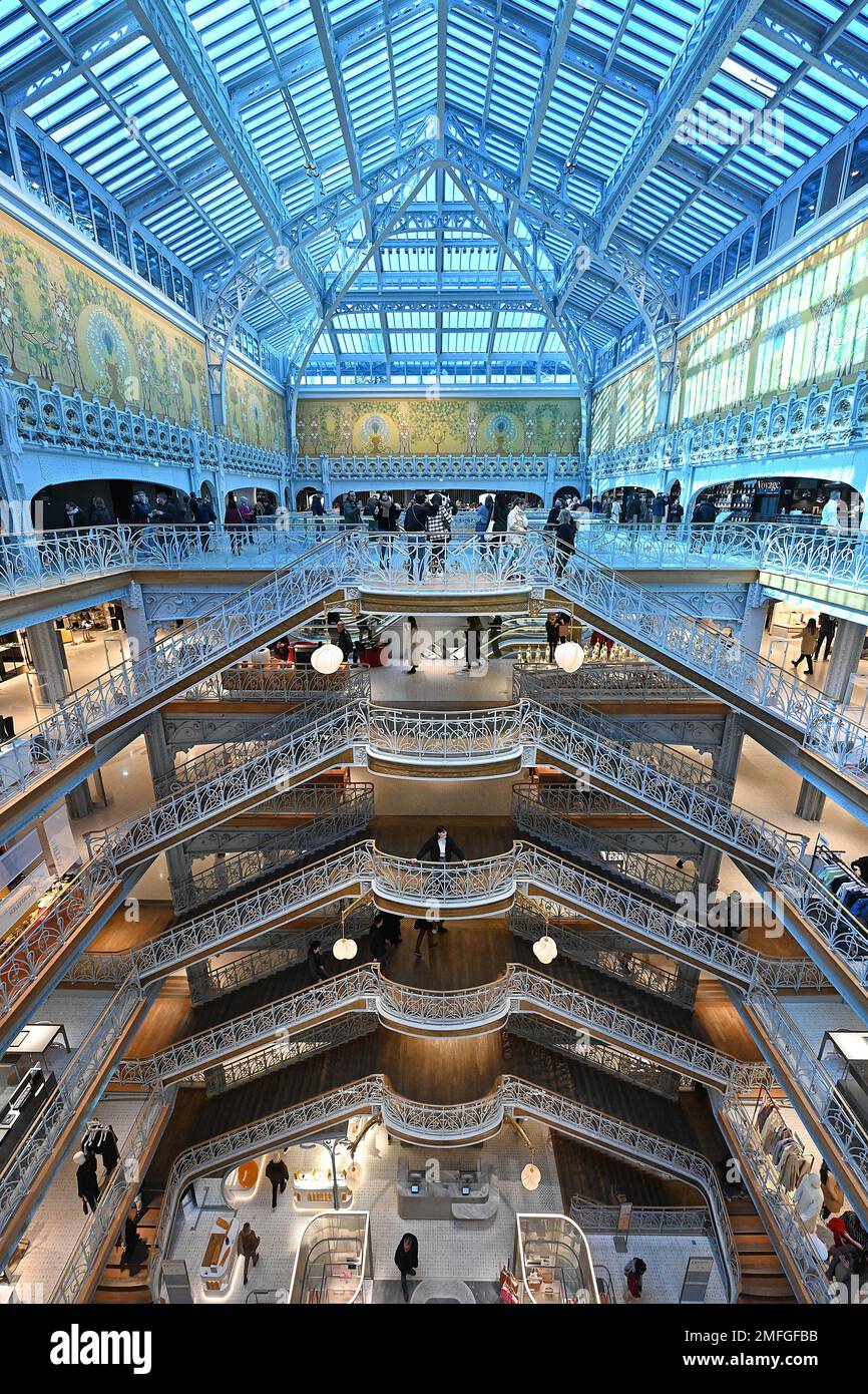 Paris: shoppers in the alleys of department store “La Samaritaine ...