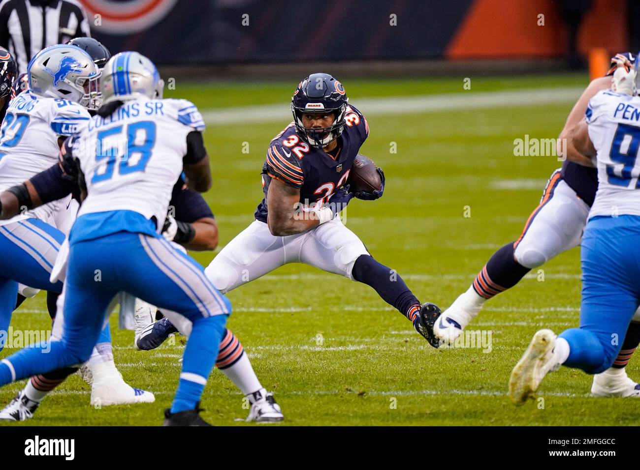 Chicago Bears running back David Montgomery (32) runs against the Detroit Lions in the first ...