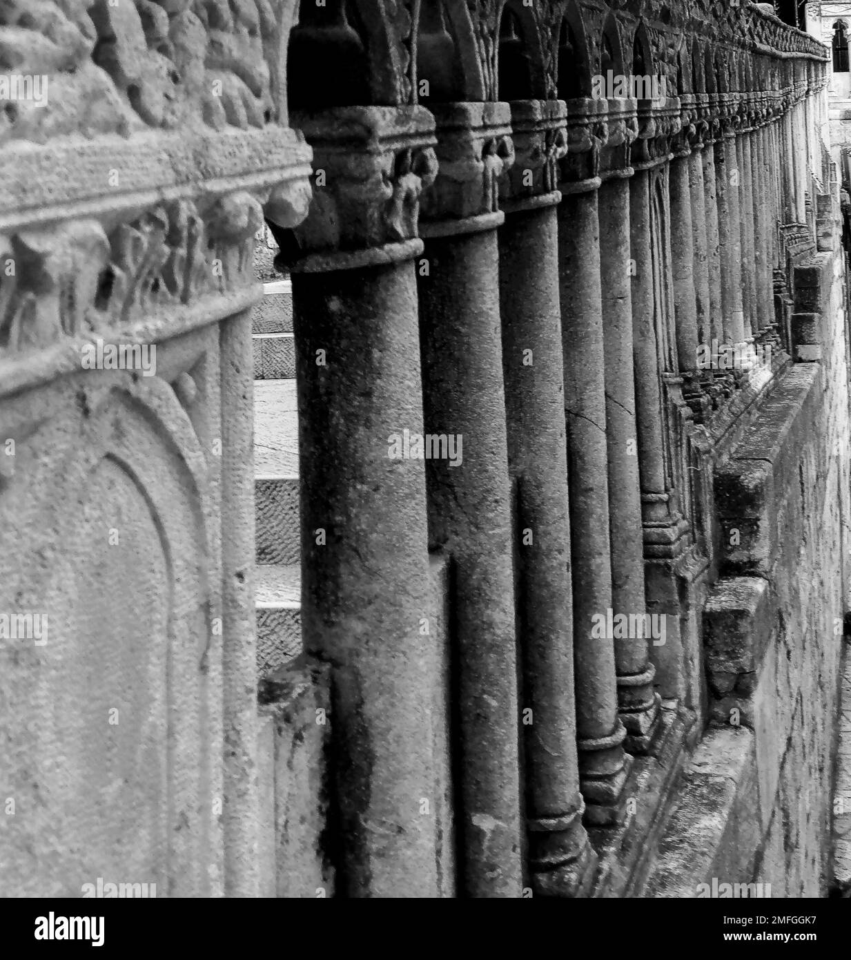 Columns vertical Black and White Stock Photos & Images - Alamy