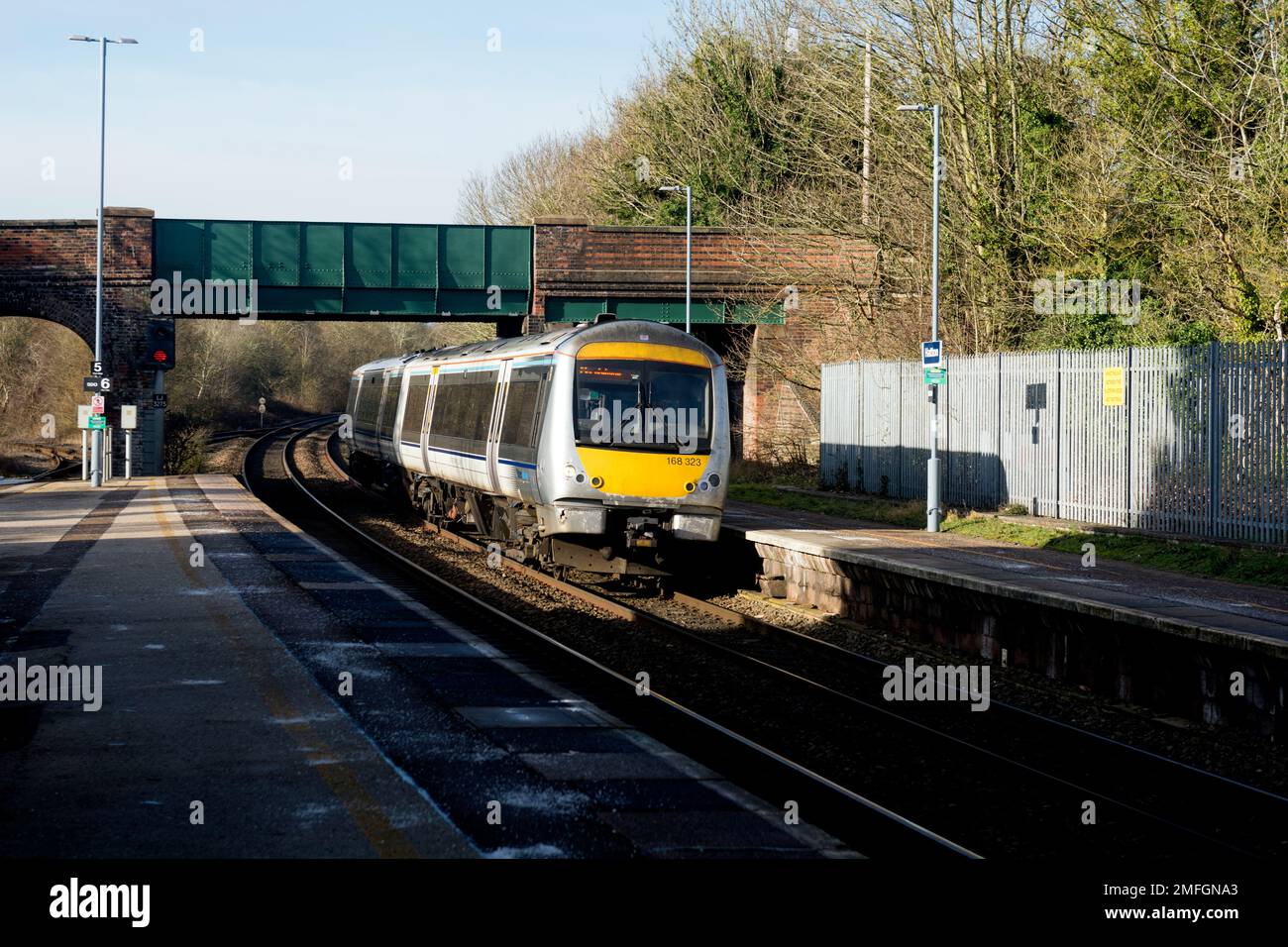 Chiltern Railways train passing through Hatton station, Warwickshire ...