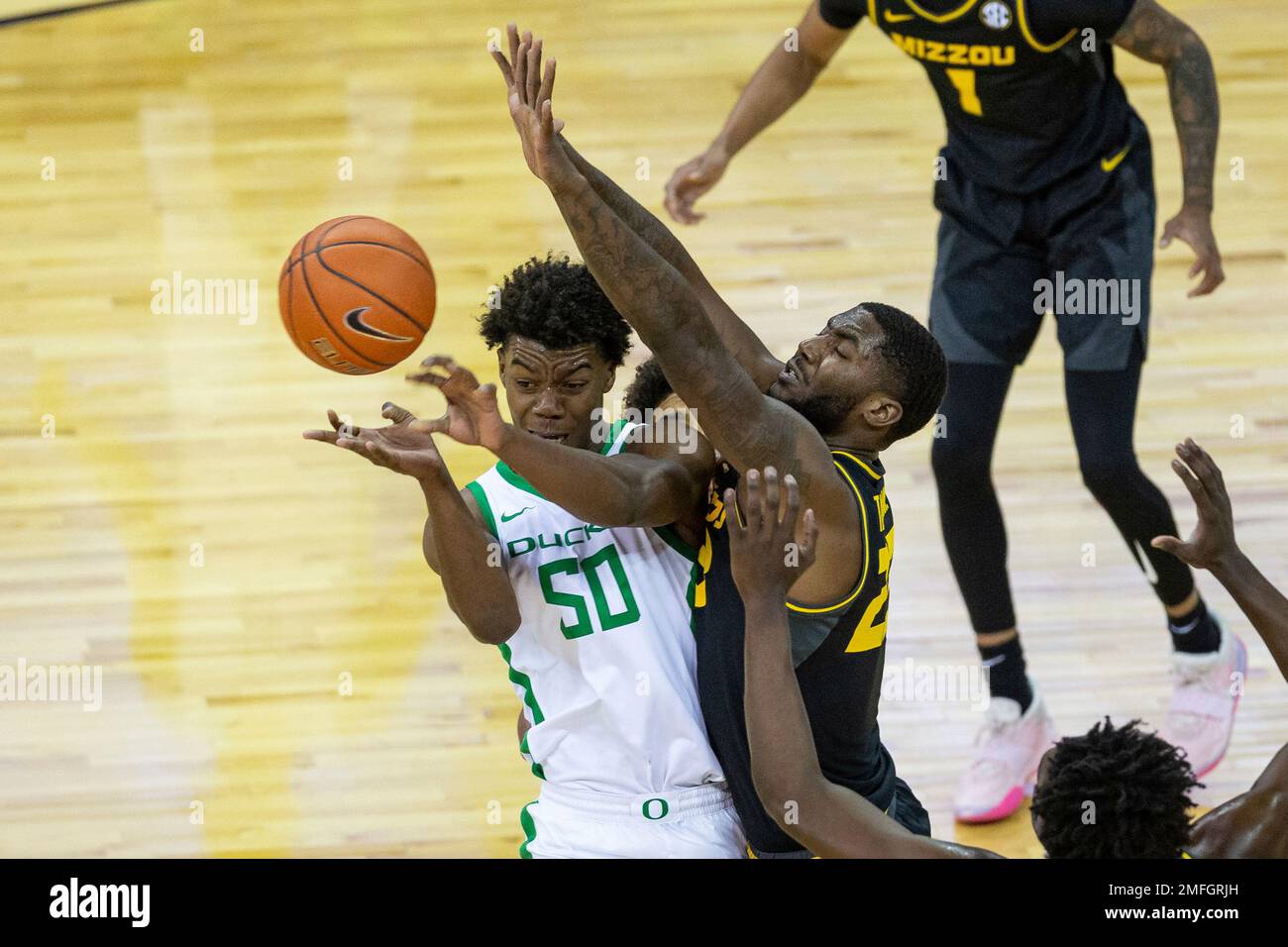 Oregon forward Eric Williams Jr. (50) passes the ball against Missouri ...