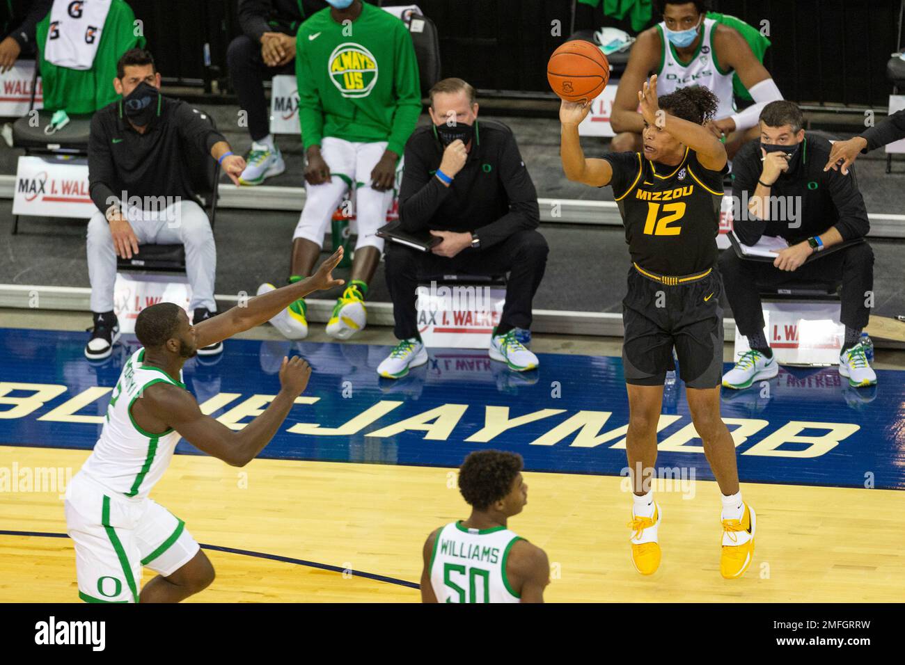 Missouri guard Dru Smith (12) shoots a three point shot against Oregon ...