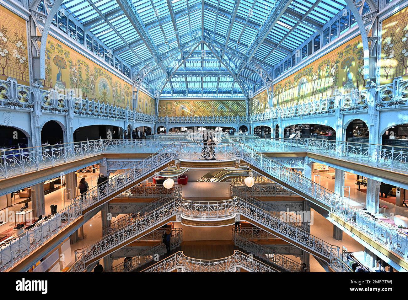 Paris: shoppers in the alleys of department store “La Samaritaine ...