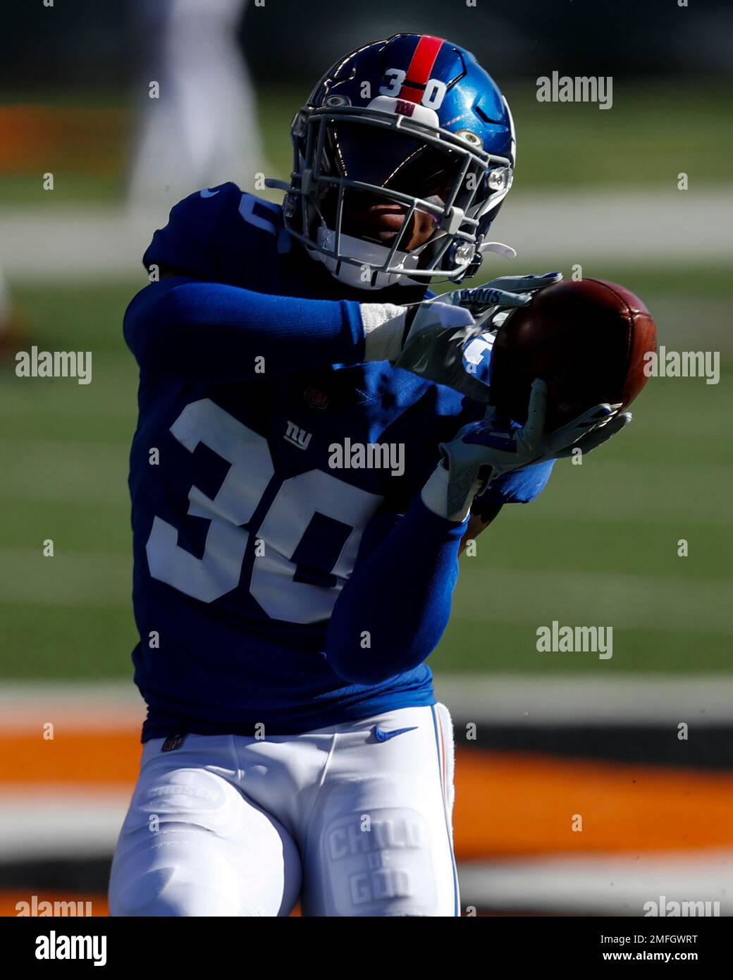New York Giants cornerback Darnay Holmes (30) makes a catch during ...