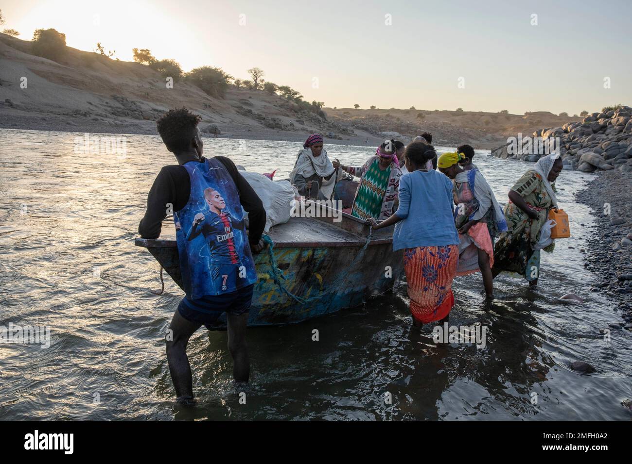 Tigray refugees arrive on the banks of the Tekeze River on the Sudan ...