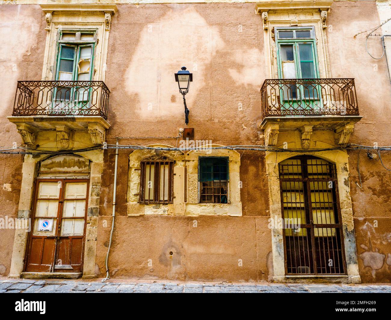Building facade in Ortigia the old town of Syracuse - Sicily, Iyaly ...