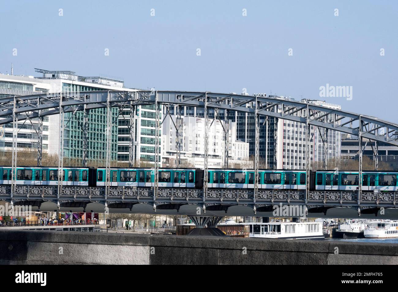 Paris (France): metro train on the Austerlitz Viaduct, on the River ...