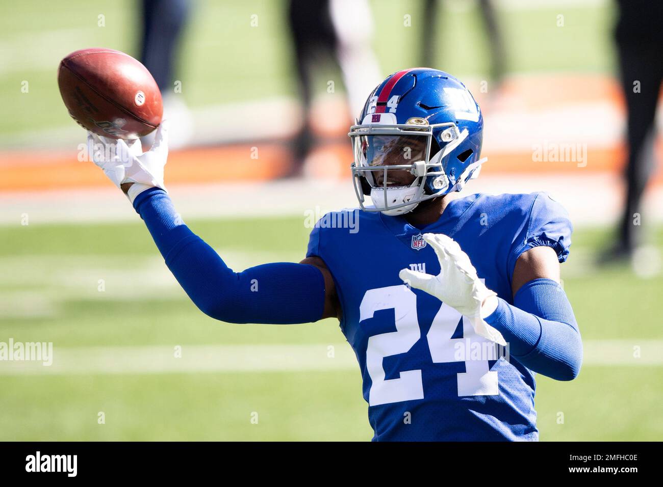 New York Giants cornerback James Bradberry (24) warms up prior to an ...