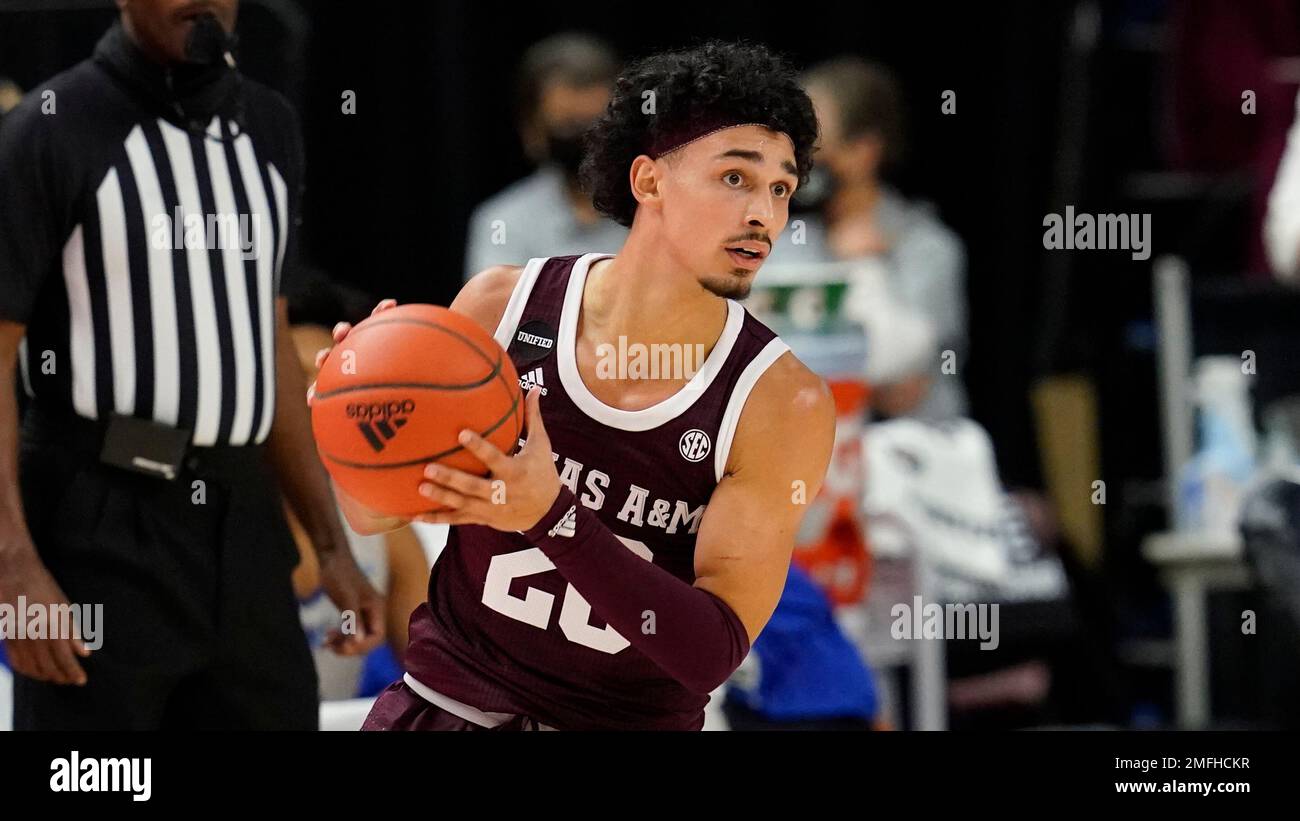 Texas A&M guard Andre Gordon (20) looks to pass against New Orleans ...