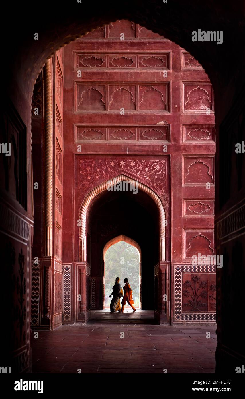 Women in Taj Mahal's jawab Stock Photo - Alamy