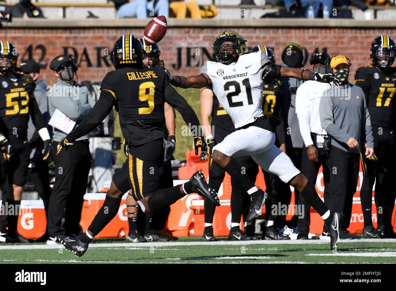 Vanderbilt running back Keyon Henry-Brooks (21) is unable to catch a ...