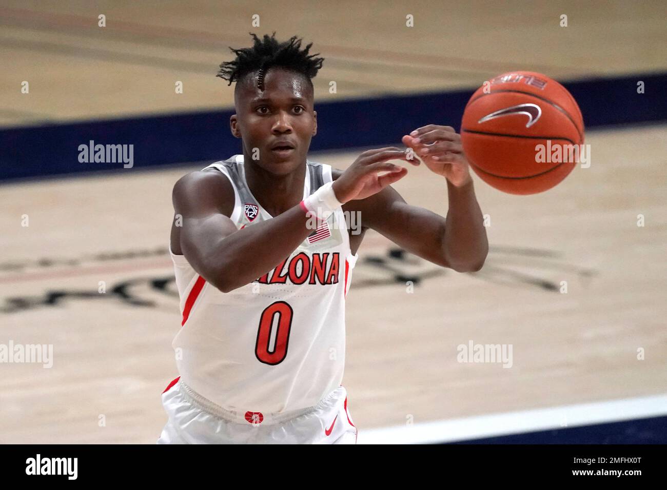 Arizona guard Bennedict Mathurin (0) during the second half of an NCAA ...