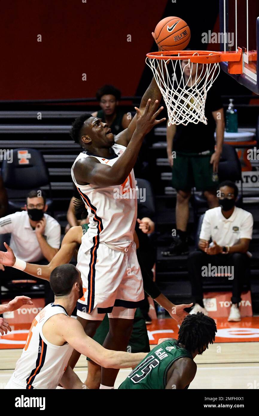 Illinois center Kofi Cockburn (21) goes in for a shot in the first half ...