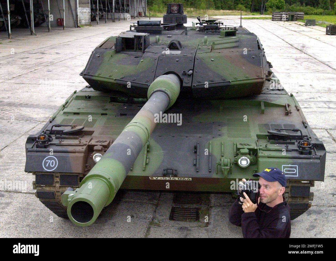 Schwerin, Germany. 04th Sep, 2001. A photo reporter takes a picture of ...