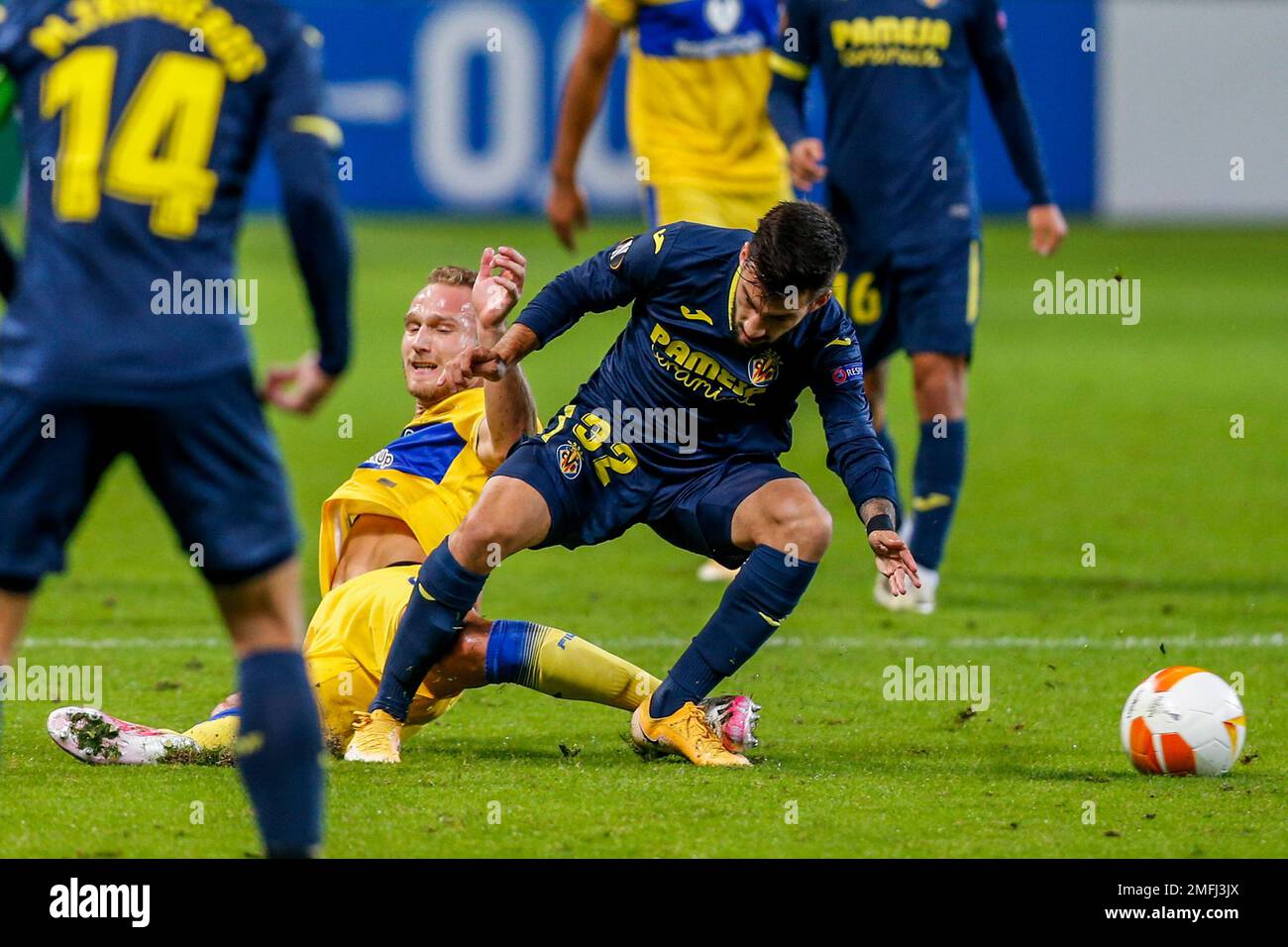 Maccabi Tel-Aviv's Dan Glazer tackles Villareal's Alex Baena, center ...