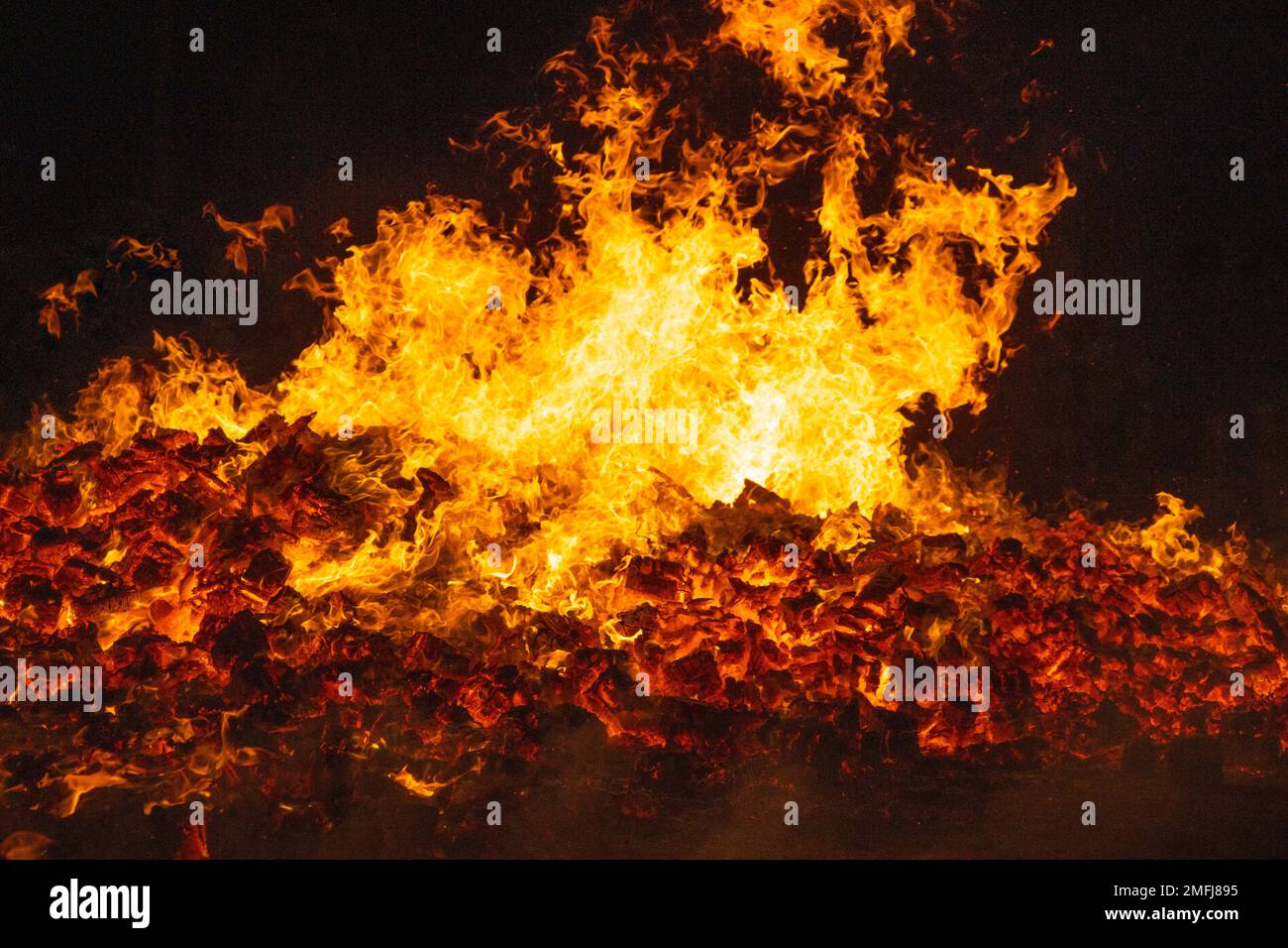 Fire by night. Flames and embers. Hell and inferno Stock Photo - Alamy