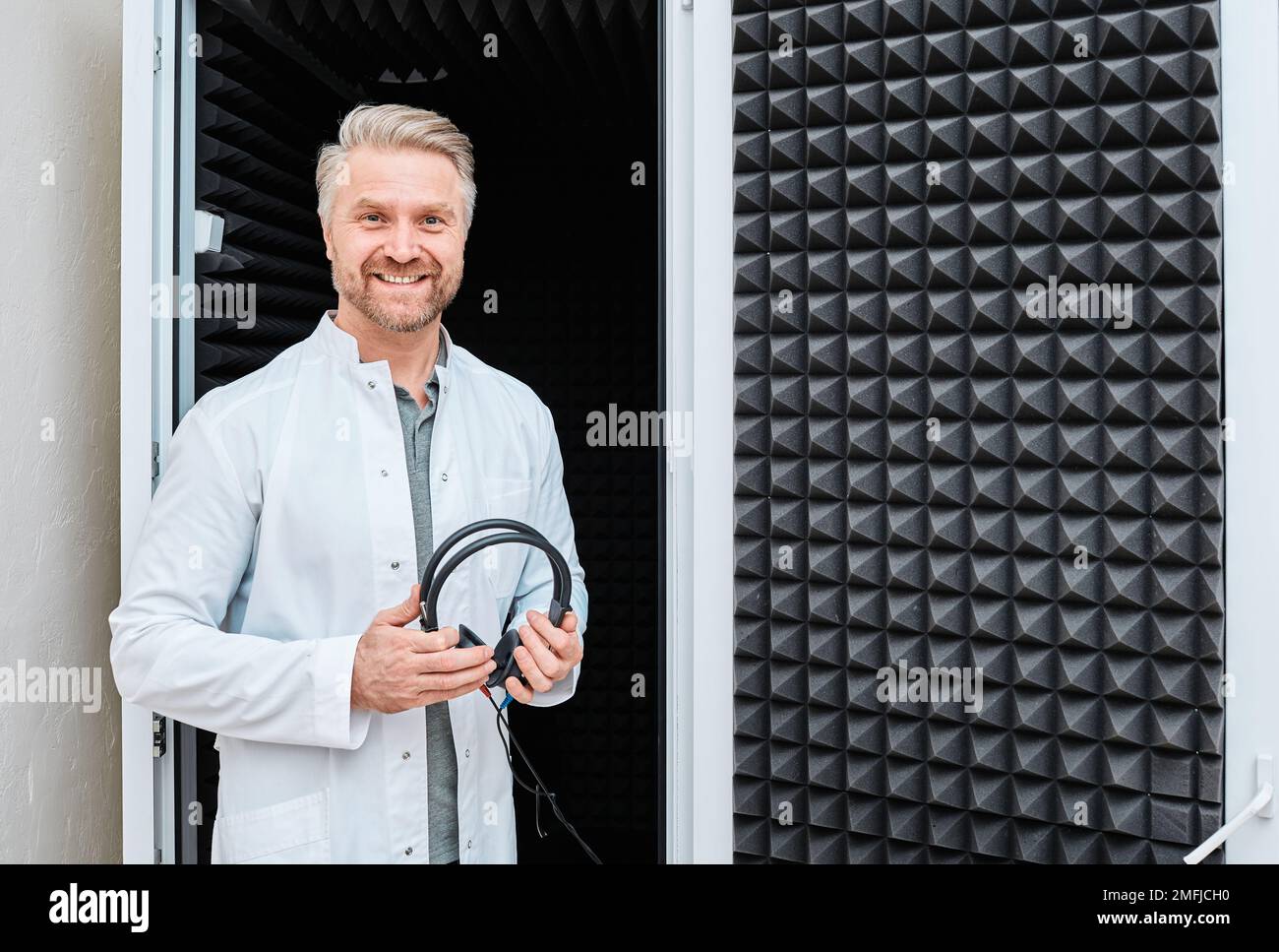 Audiometer hi-res stock photography and images - Alamy