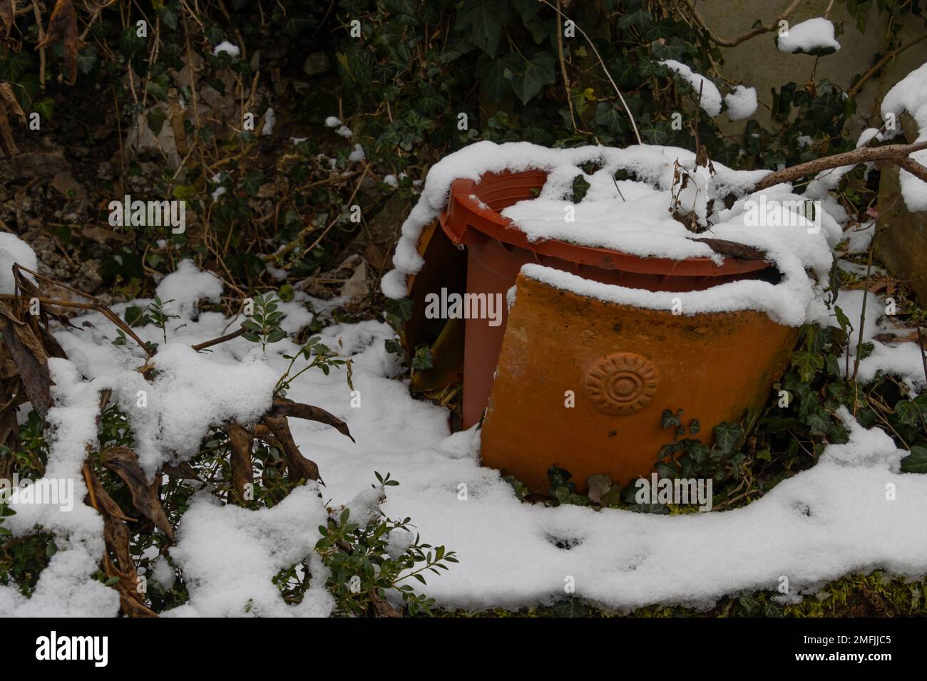 Broken pot garden hi-res stock photography and images - Alamy