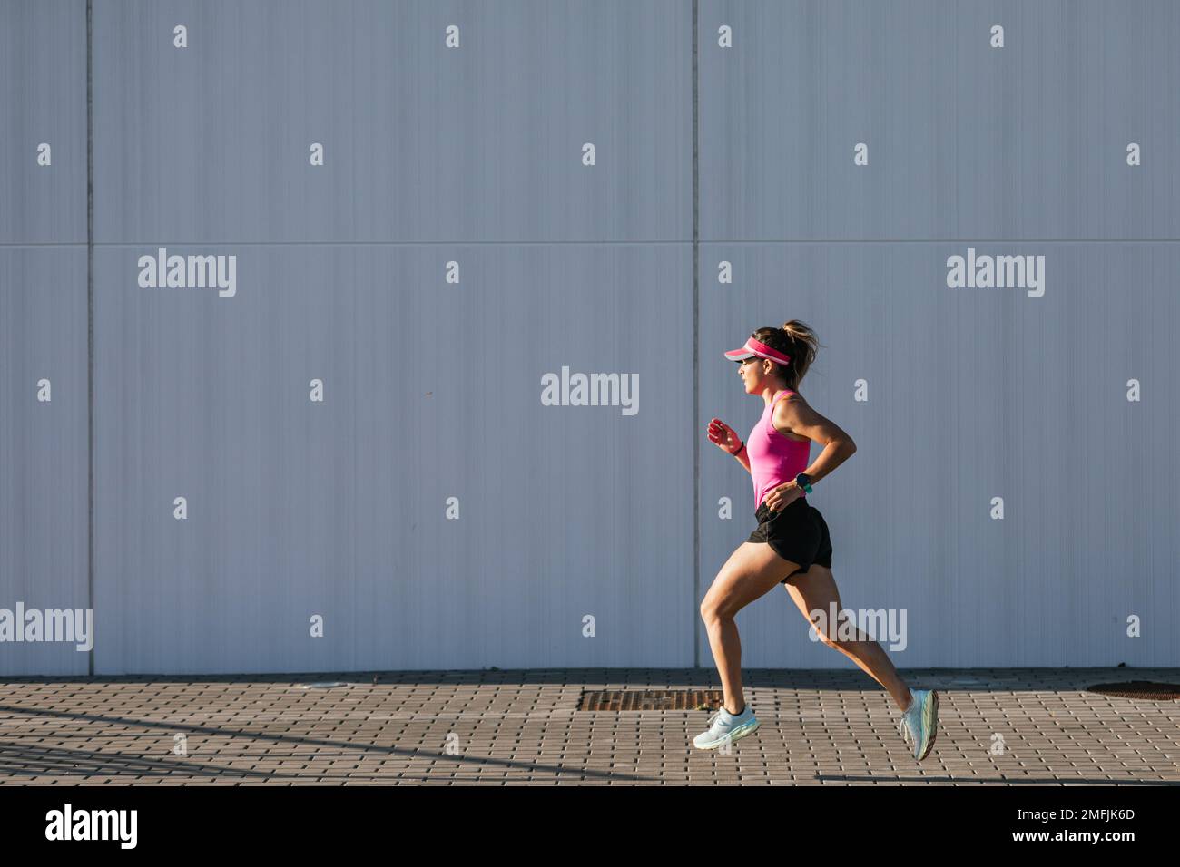 Woman running in pink hi-res stock photography and images - Alamy