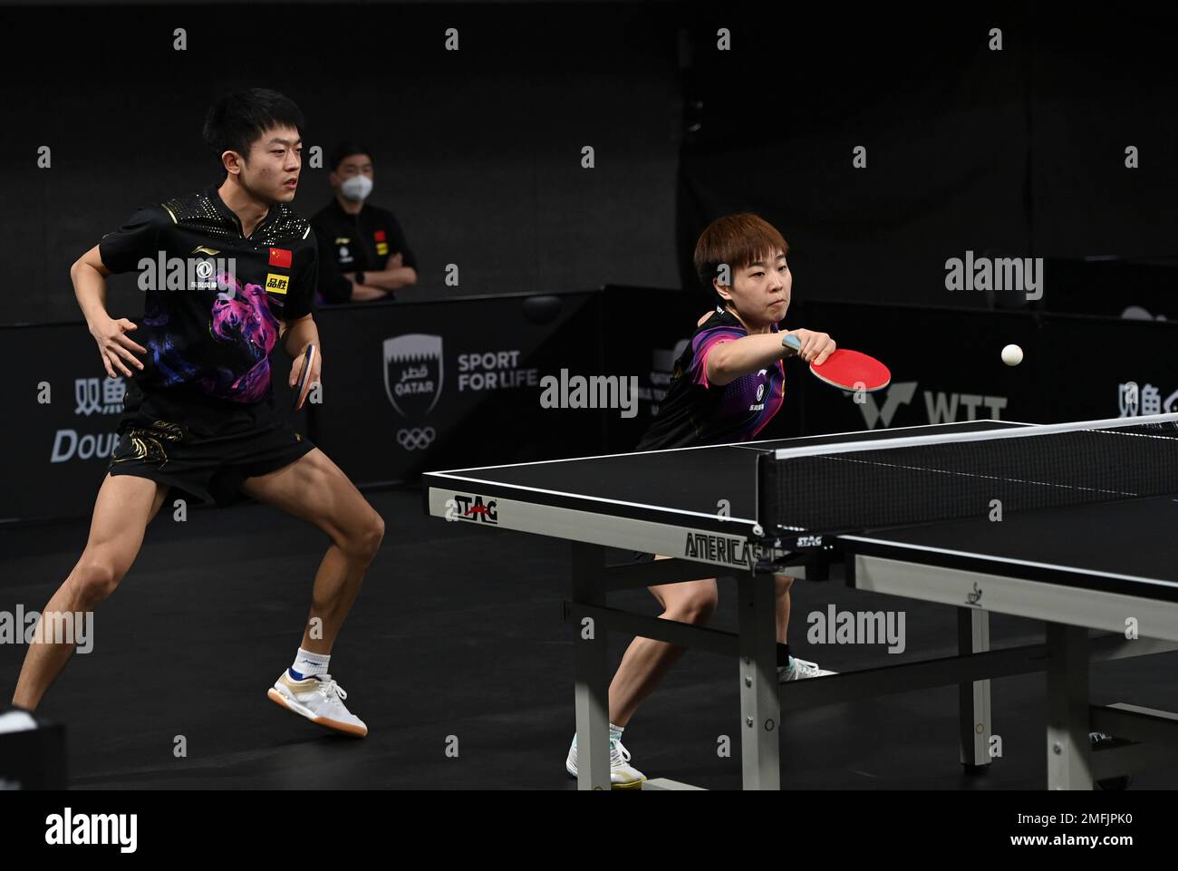 Doha, Qatar. 25th Jan, 2023. Zhang Rui (R)/Yuan Licen of China compete ...