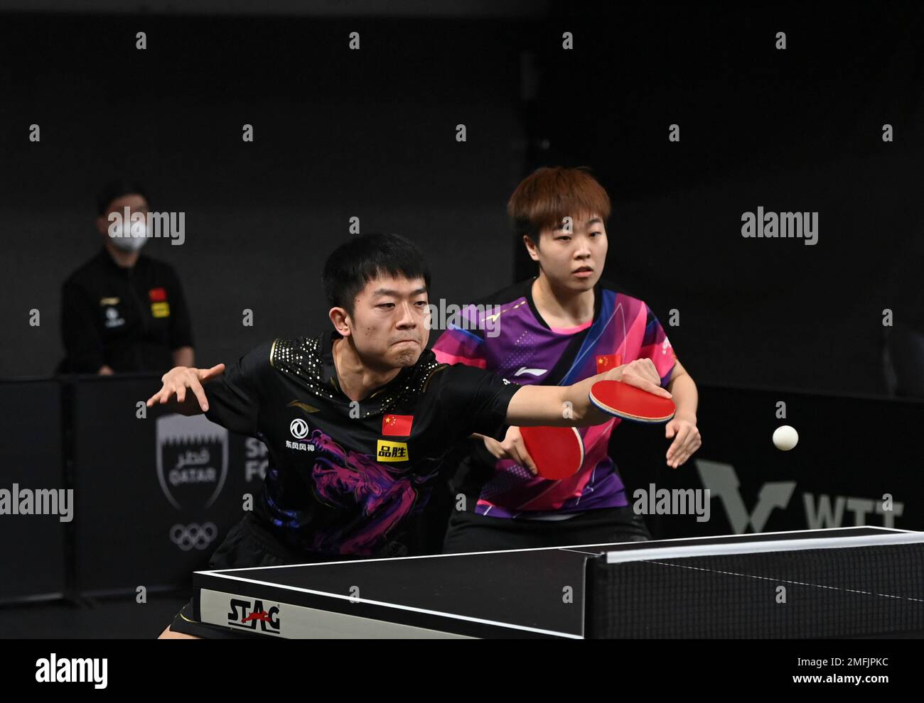 Doha, Qatar. 25th Jan, 2023. Zhang Rui (R)/Yuan Licen of China compete ...