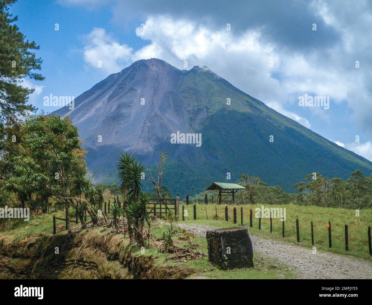 Arenal volcano active andesitic stratovolcano hi-res stock photography ...