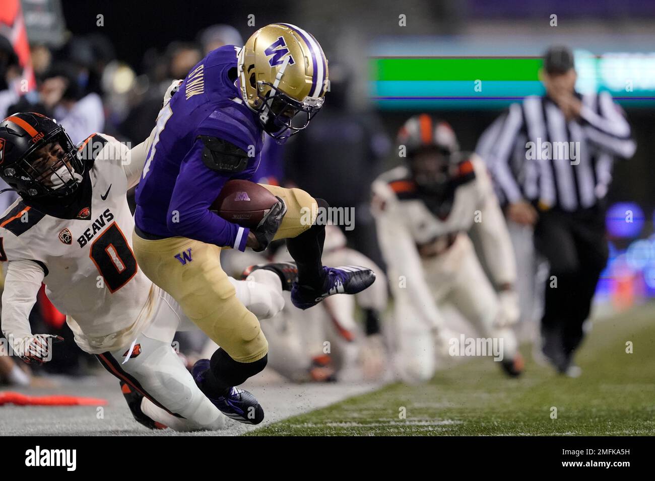 Washington wide receiver Terrell Bynum is tackled by Oregon State ...