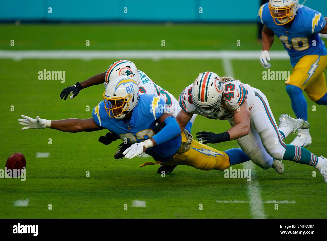 Los Angeles Chargers tight end Stephen Anderson (82), Miami Dolphins ...