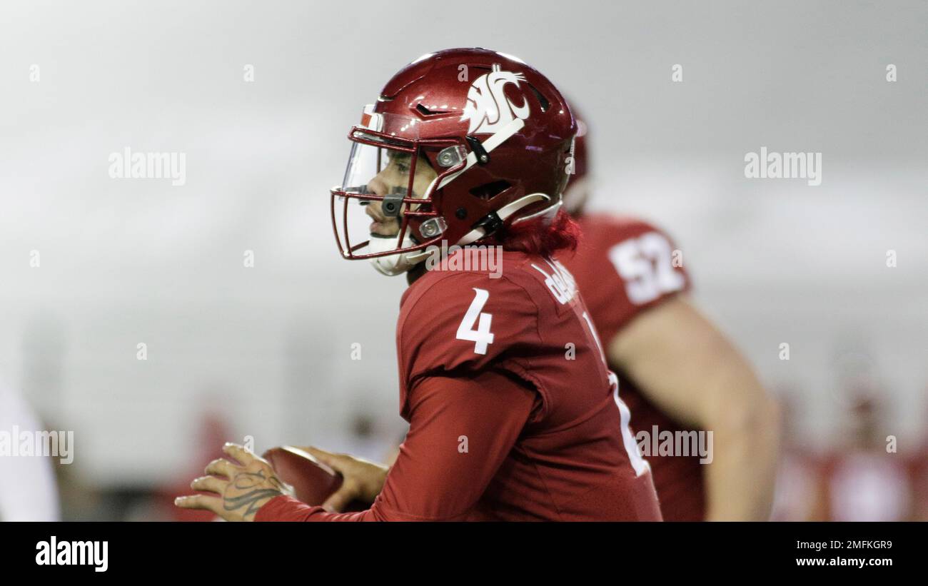 Washington State quarterback Jayden de Laura (4) looks for a receiver ...
