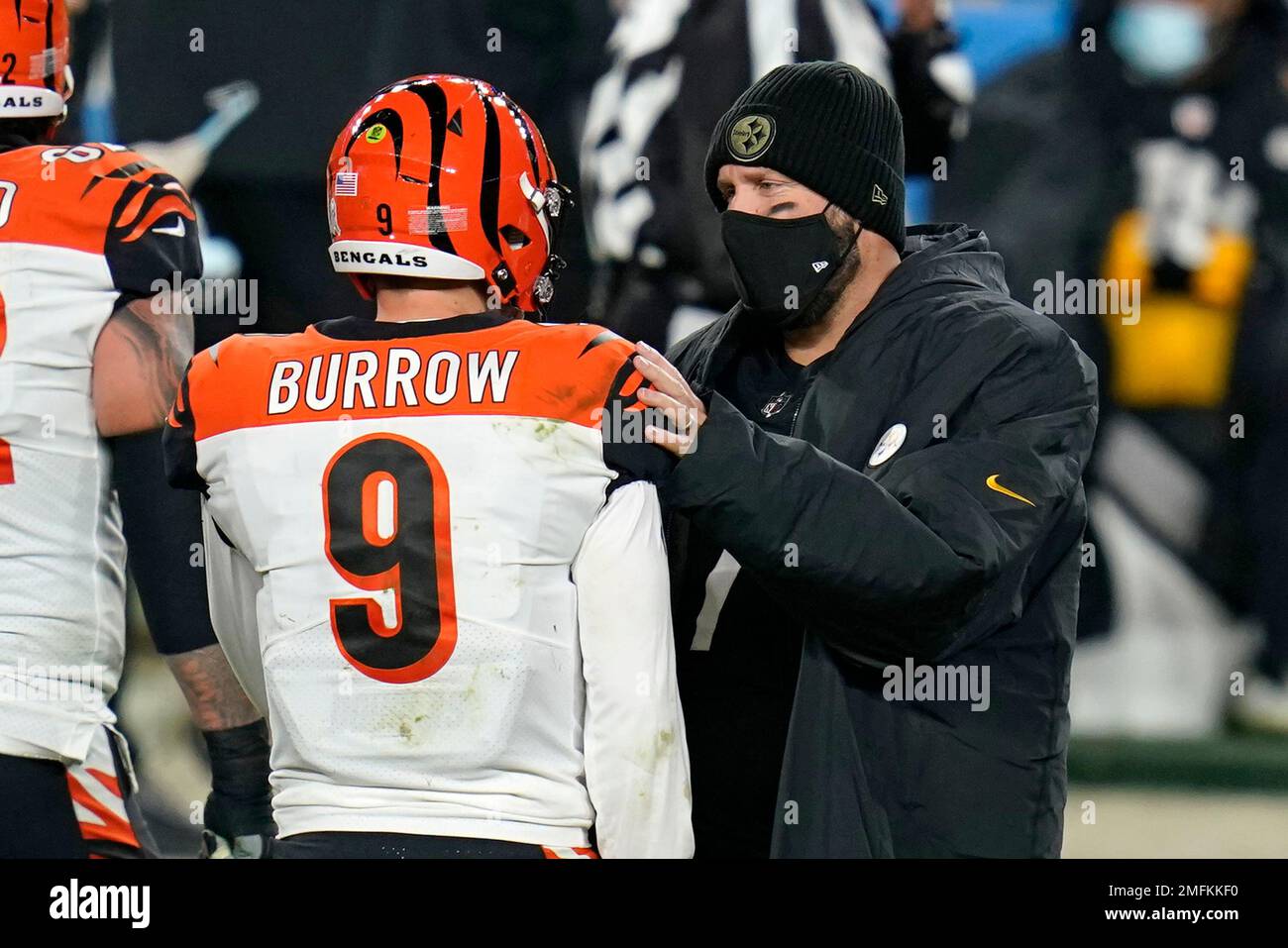Pittsburgh Steelers quarterback Ben Roethlisberger, right, visits with ...