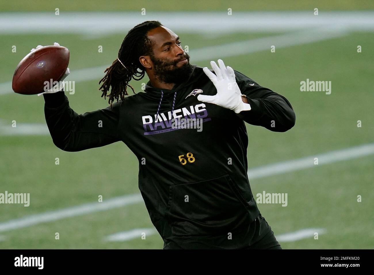 Baltimore Ravens linebacker L.J. Fort warms up before an NFL football ...