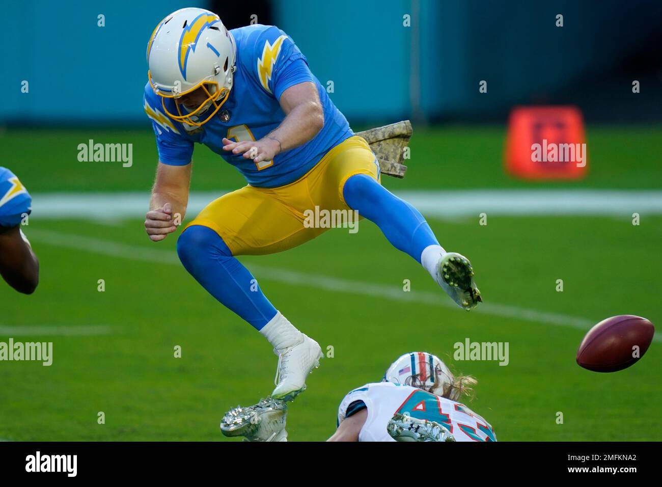 Miami Dolphins outside linebacker Andrew Van Ginkel (43) blocks a punt ...